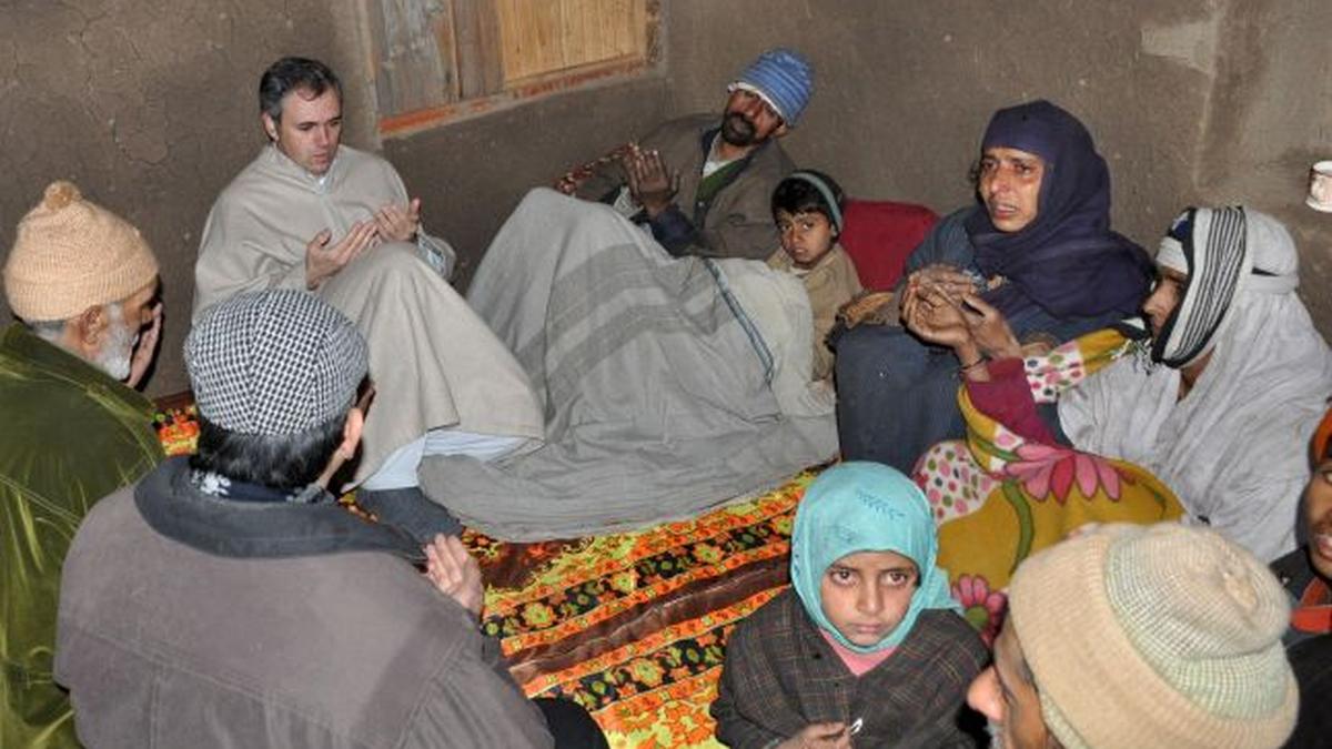 Omar Abdullah meets deceased youth’s family - The Hindu