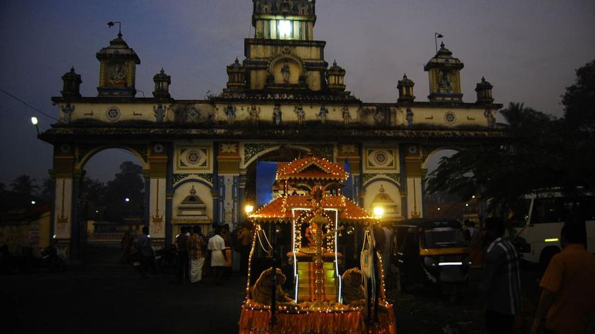 Ambalapuzha Petta Thullal party leaves for Erumeli - The Hindu