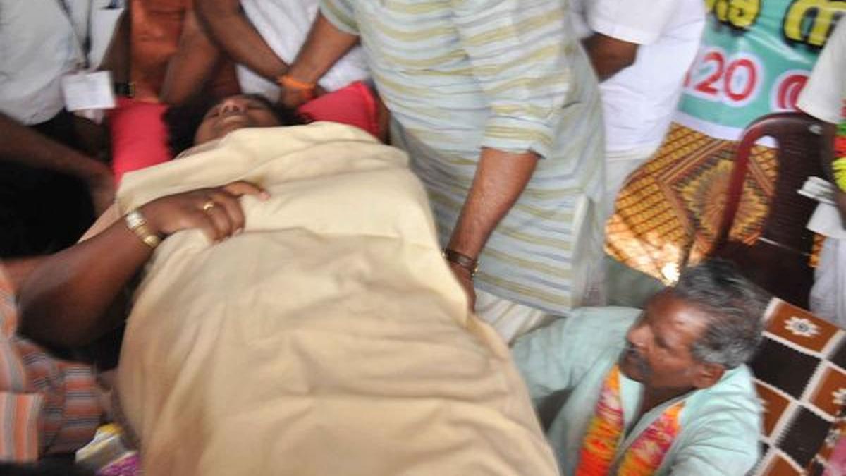 Mullaperiyar row: Fasting MLA Bijimol arrested - The Hindu