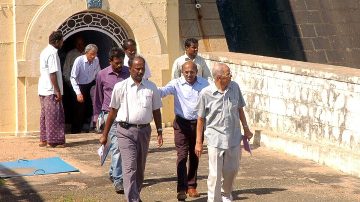 Supreme Court-appointed panel inspects Vaigai dam - The Hindu