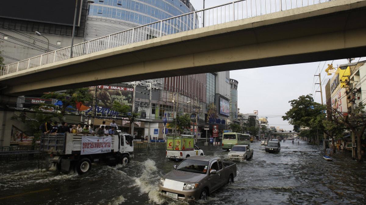 Floodwaters close in on Bangkok - The Hindu
