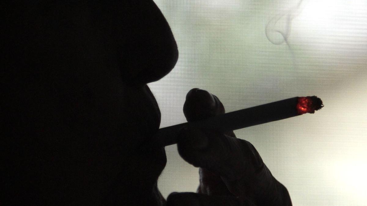 Movies showing smoking scenes to run health warning scroll - The Hindu