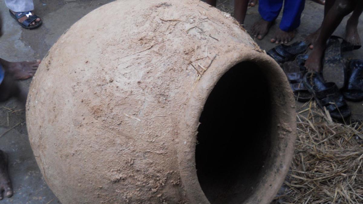 Ancient burial urn, grave pottery unearthed in village near Lalgudi ...