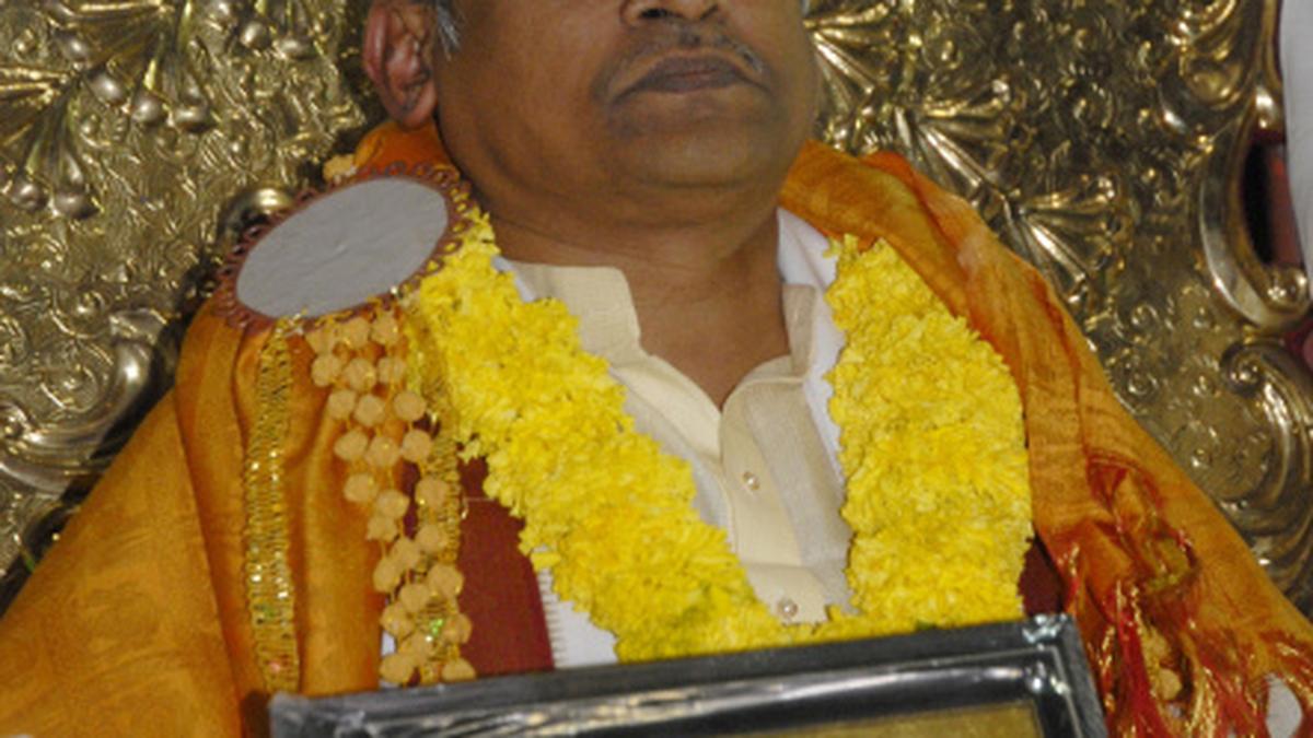 Garikapati presented Kopparapu Puraskaram - The Hindu