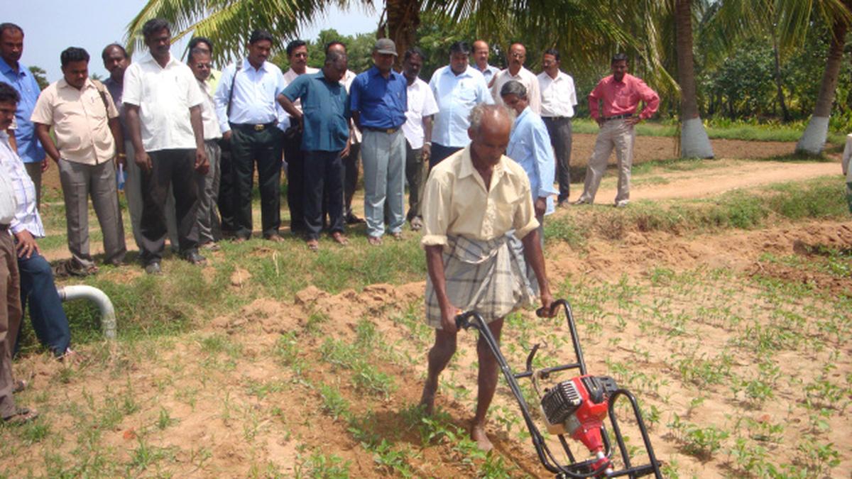 Lightweight machine weeds out paddy farmers' woes - The Hindu