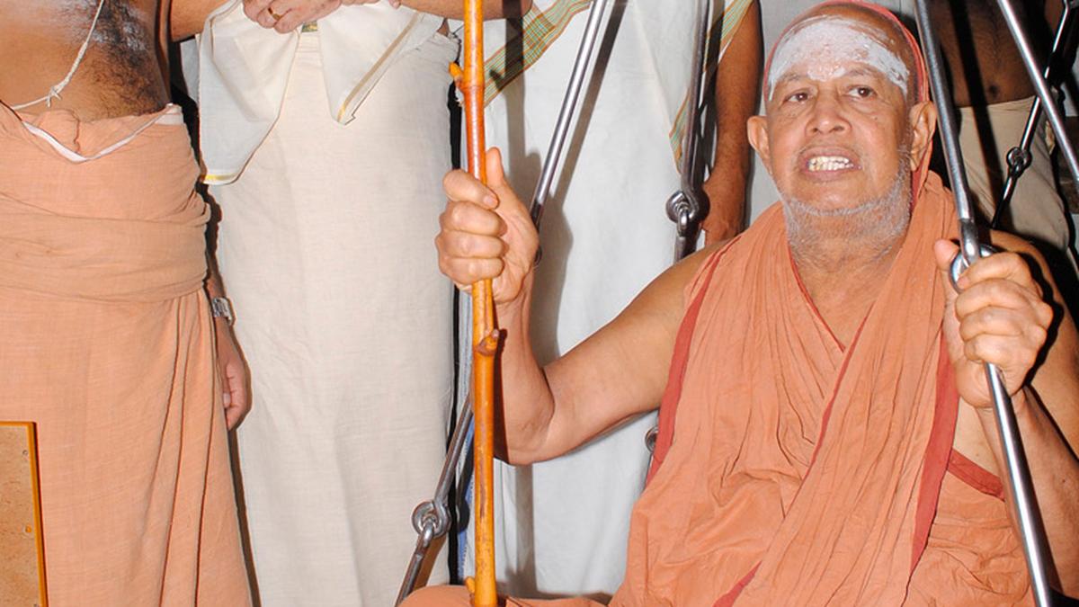 Kanchi Sankaracharya visits Guruvayur temple - The Hindu