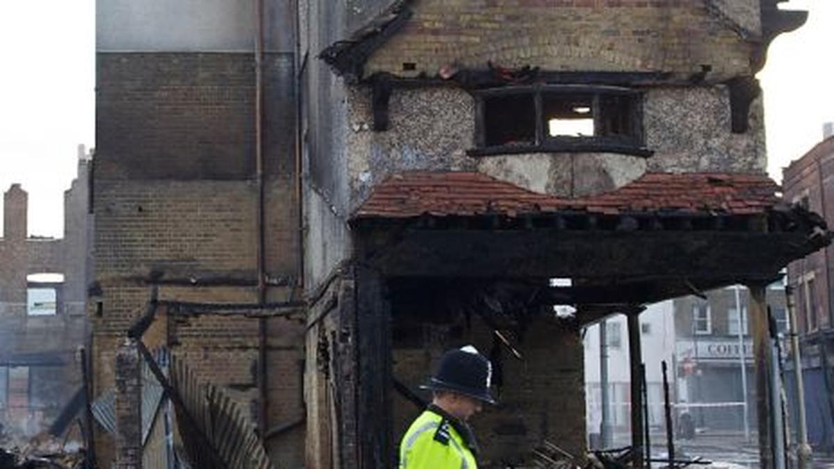 Another night of arson as violence spreads in London - The Hindu