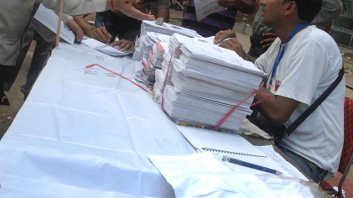 Anna accuses govt of “murdering” democracy - The Hindu