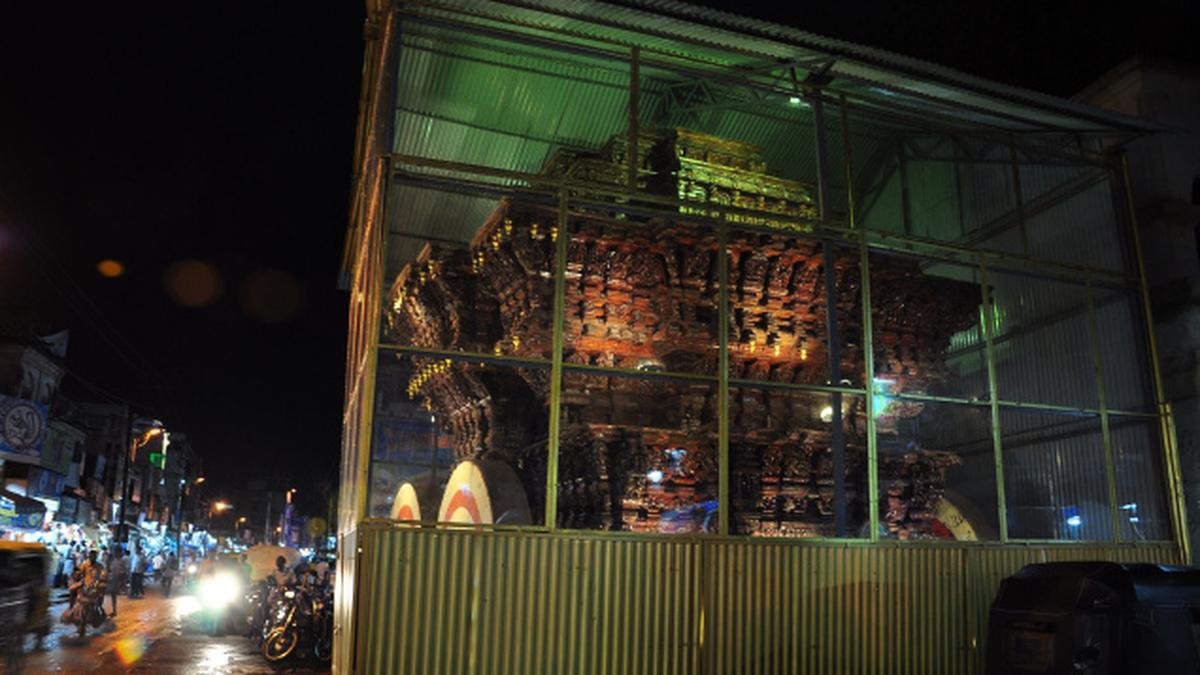 Meenakshi temple cars get solar lighting system - The Hindu