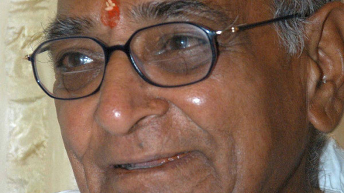 Motilal Vora hoists national flag at Cong headquarters - The Hindu