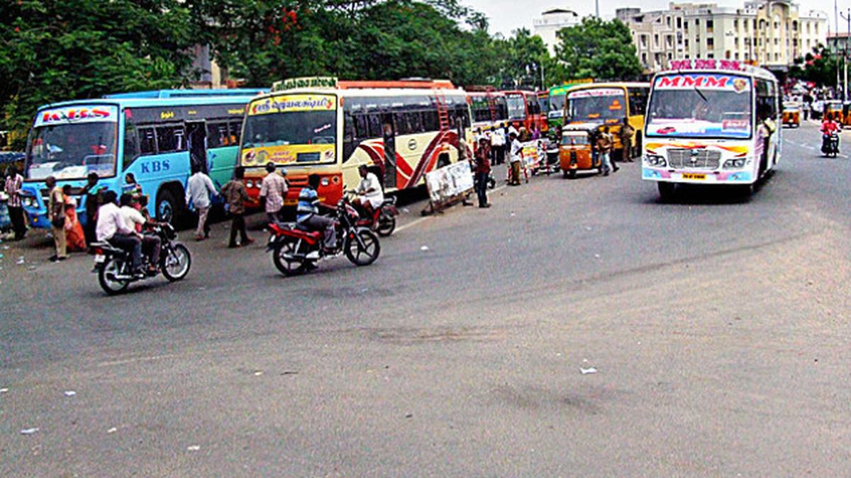 Cramped Chathiram bus shelter bursting at seams - The Hindu