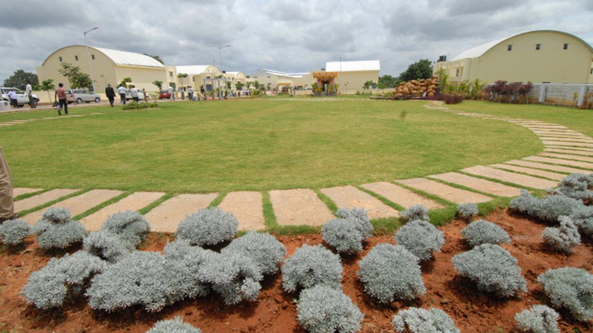 Centre plans 25 new integrated textile parks - The Hindu