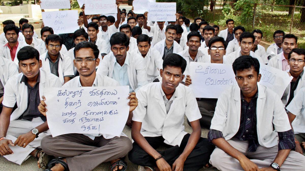 Medical college students stage protest over demolition move - The Hindu