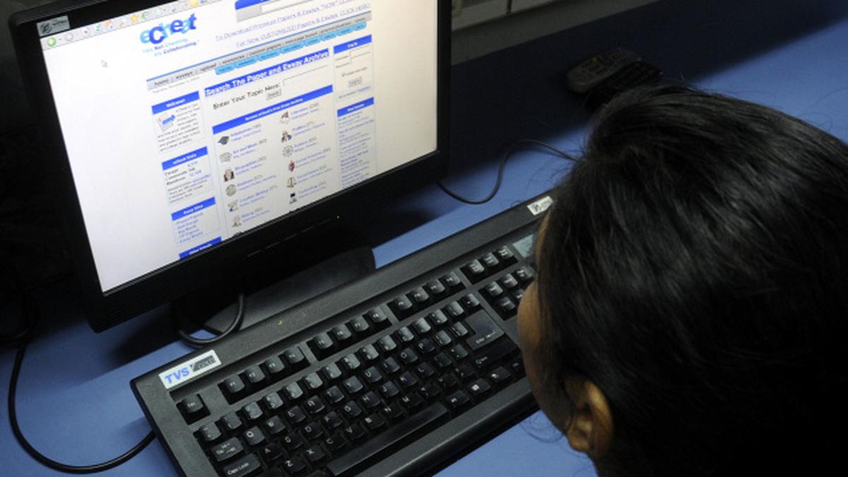 Excessive usage of mobile, PC leads to hunchback - The Hindu