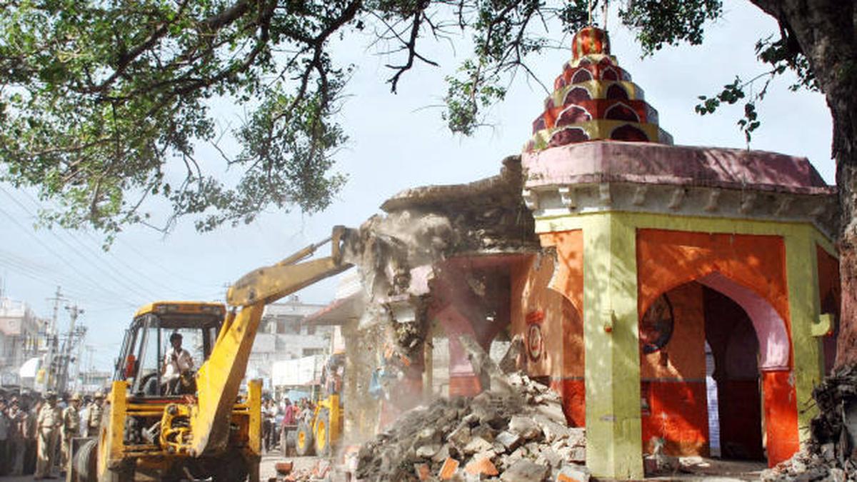 Corporation razes 34 structures in Gulbarga - The Hindu