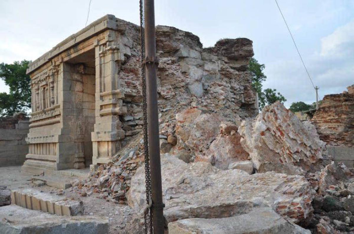 ASI begins work on re-building collapsed temple wall in Hampi - The Hindu
