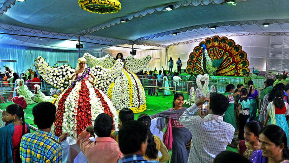 Flower show spreads no ‘parimalam’ - The Hindu