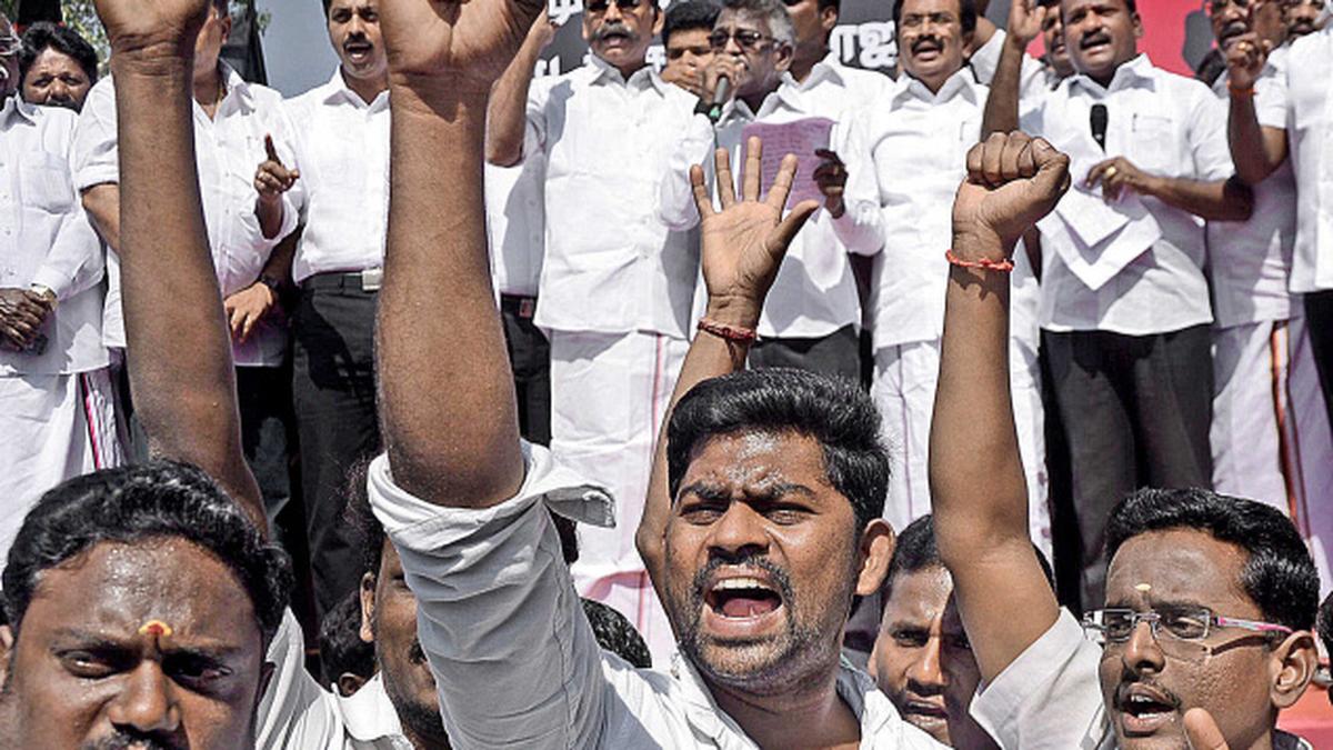 DMK students’ wing stages demonstration - The Hindu