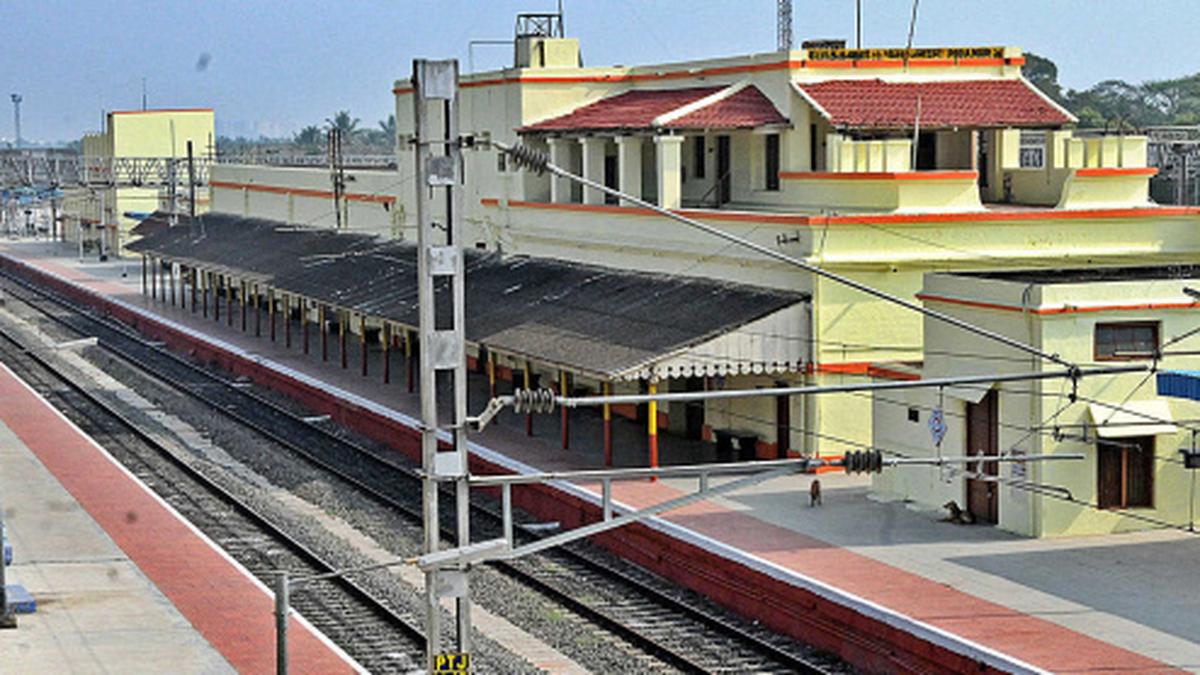 Podanur - welcoming in the first train - The Hindu