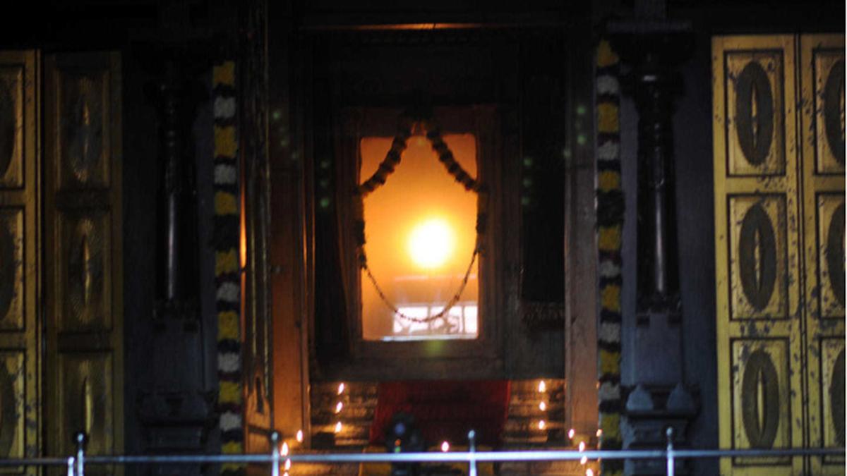 Thousands get a glimpse of ‘Jyothi Darshan’ - The Hindu