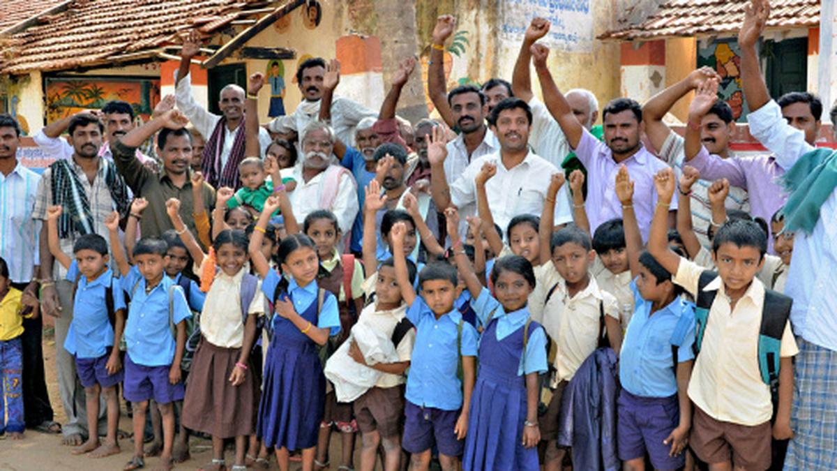 Students protest against poor condition of government school - The Hindu