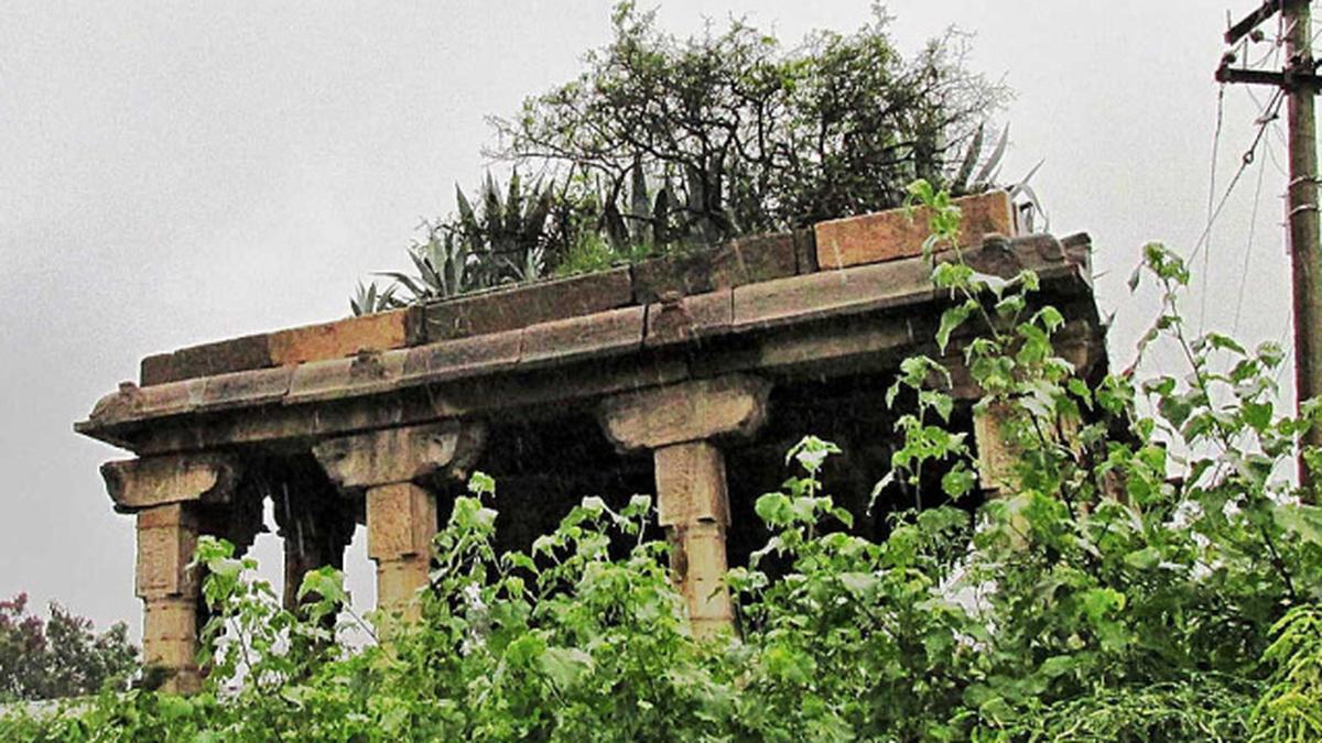 Historic mandapam with 16 pillars in ruins - The Hindu