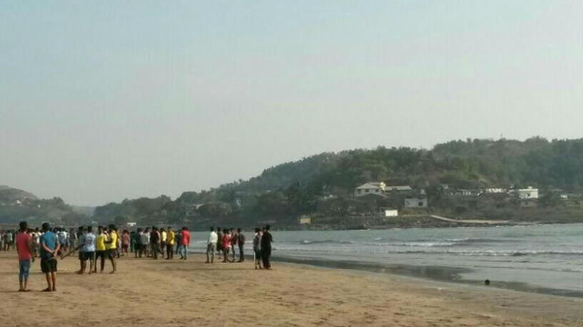 13 Pune college students drown in Murud beach - The Hindu