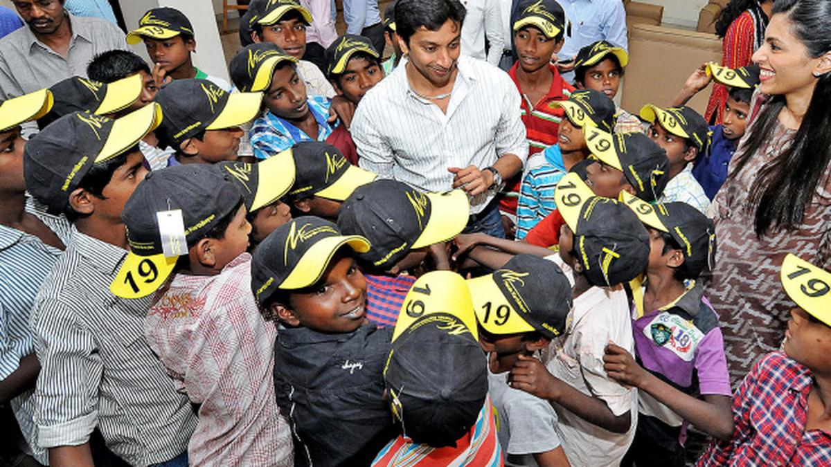 Narain Karthikeyan charms young hearts - The Hindu