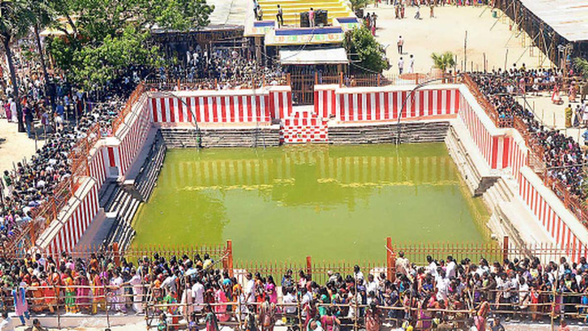 Devotees throng Jada Maguda Theertham - The Hindu