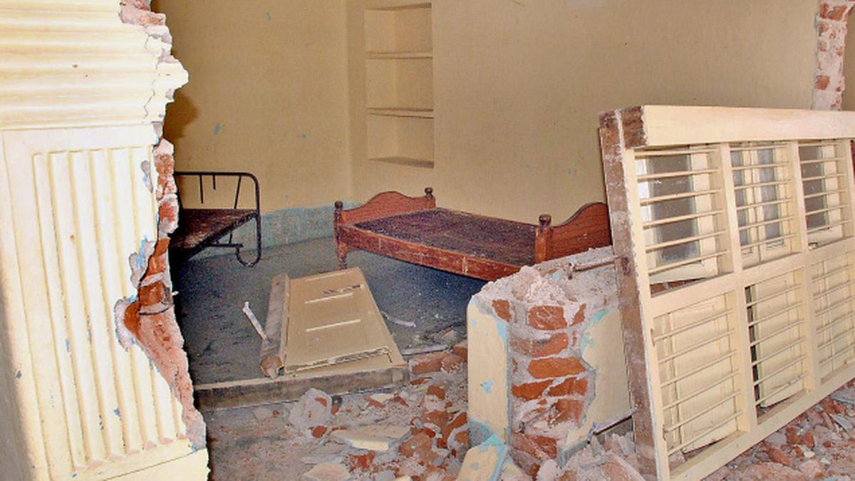 Demolition of choultries begins at Yadagirigutta - The Hindu