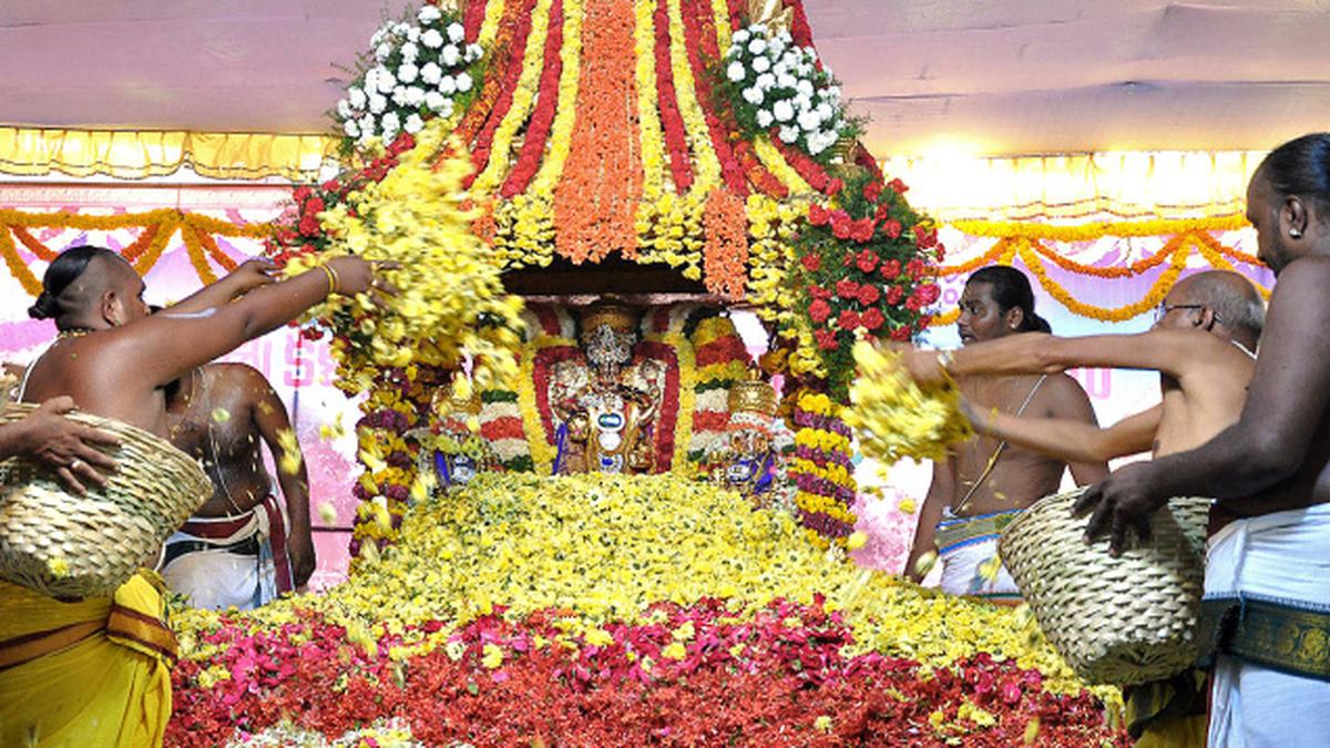 Five tonnes of flowers used in ‘Pushpa Yagam’ - The Hindu