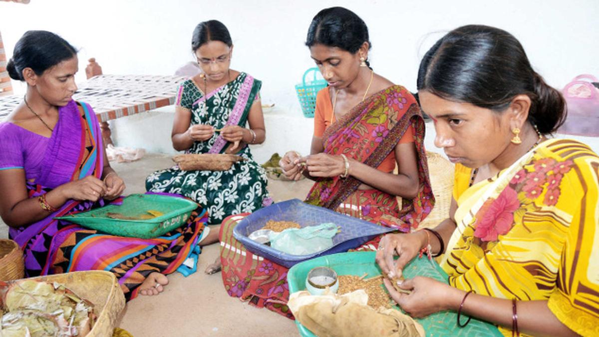 Beedi workers left in the lurch - The Hindu