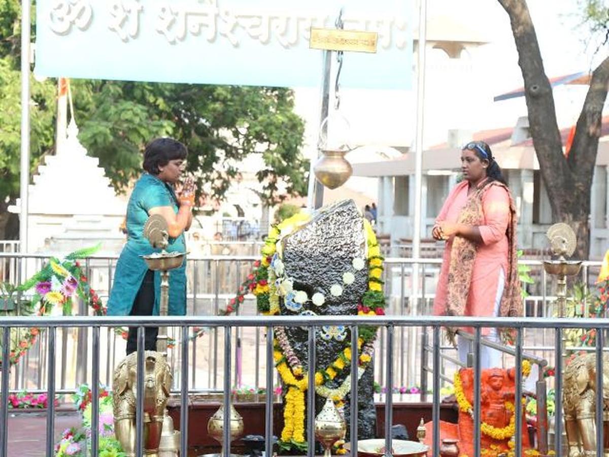 Shani Shingnapur temple lifts ban on women’s entry - The Hindu