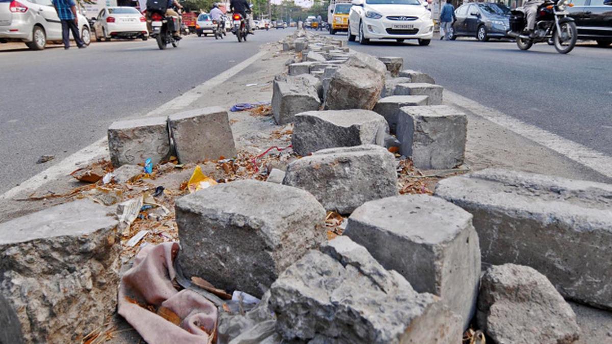 Temporary medians on city roads pose traffic hurdle - The Hindu