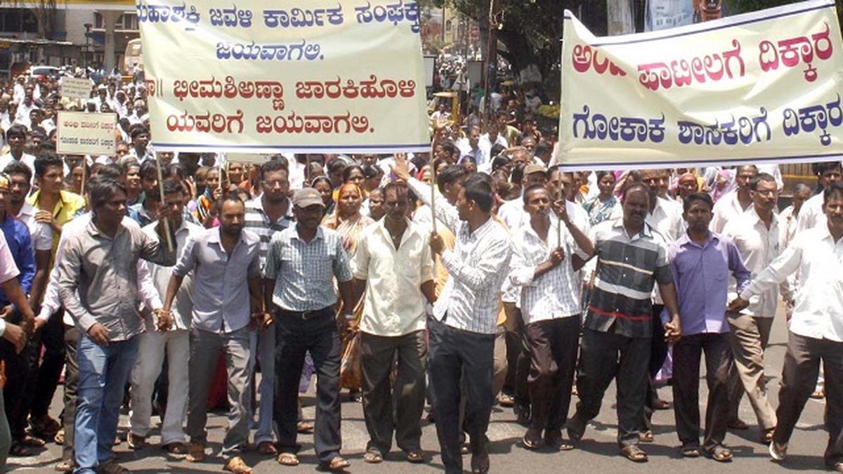 Gokak Mills workers stage protest - The Hindu