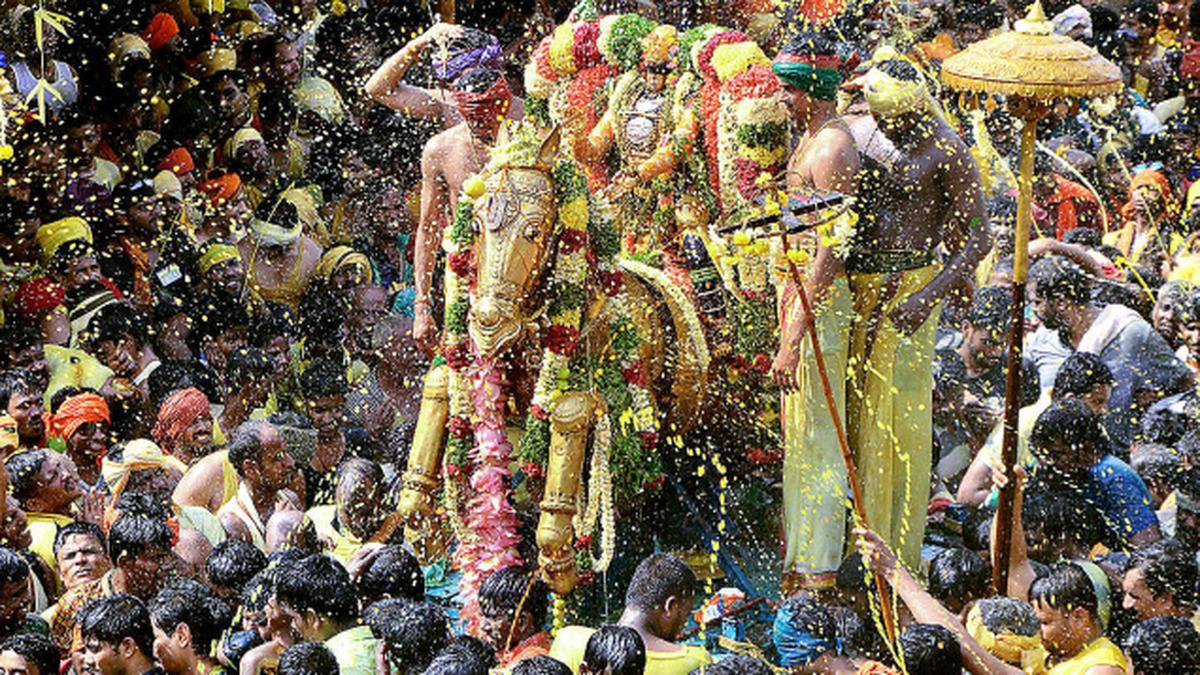 Lord Kallazhagar enters the Vaigai - The Hindu