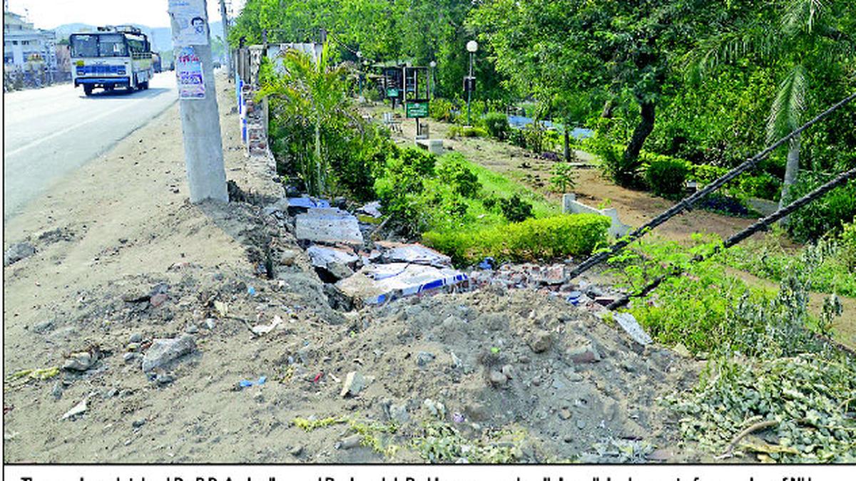 Poorly maintained public parks greet visitors - The Hindu