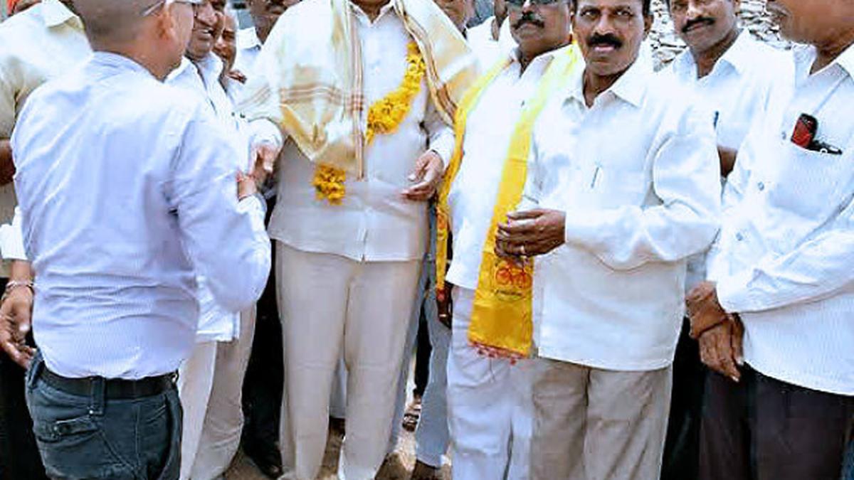 Arkala Narsa Reddy gets rousing reception - The Hindu