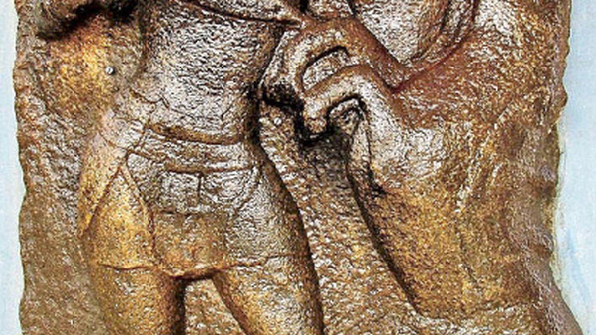 ‘Rare’ hero stone discovered - The Hindu