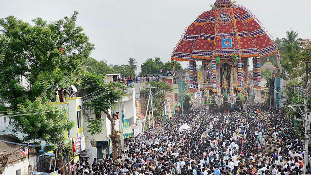 Azhi Ther sails past a sea of devotees in Tiruvarur - The Hindu