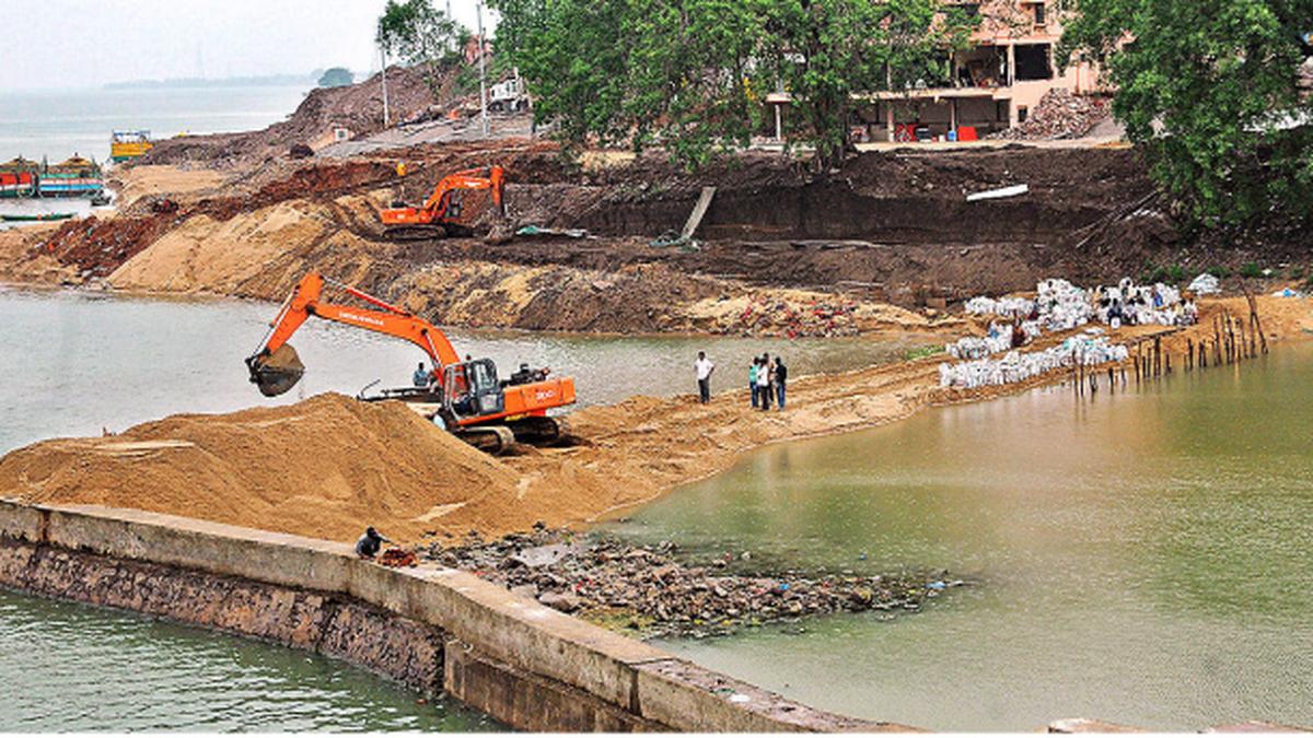 Cross bund for replacing barrage scour sluice gates on left bank - The ...