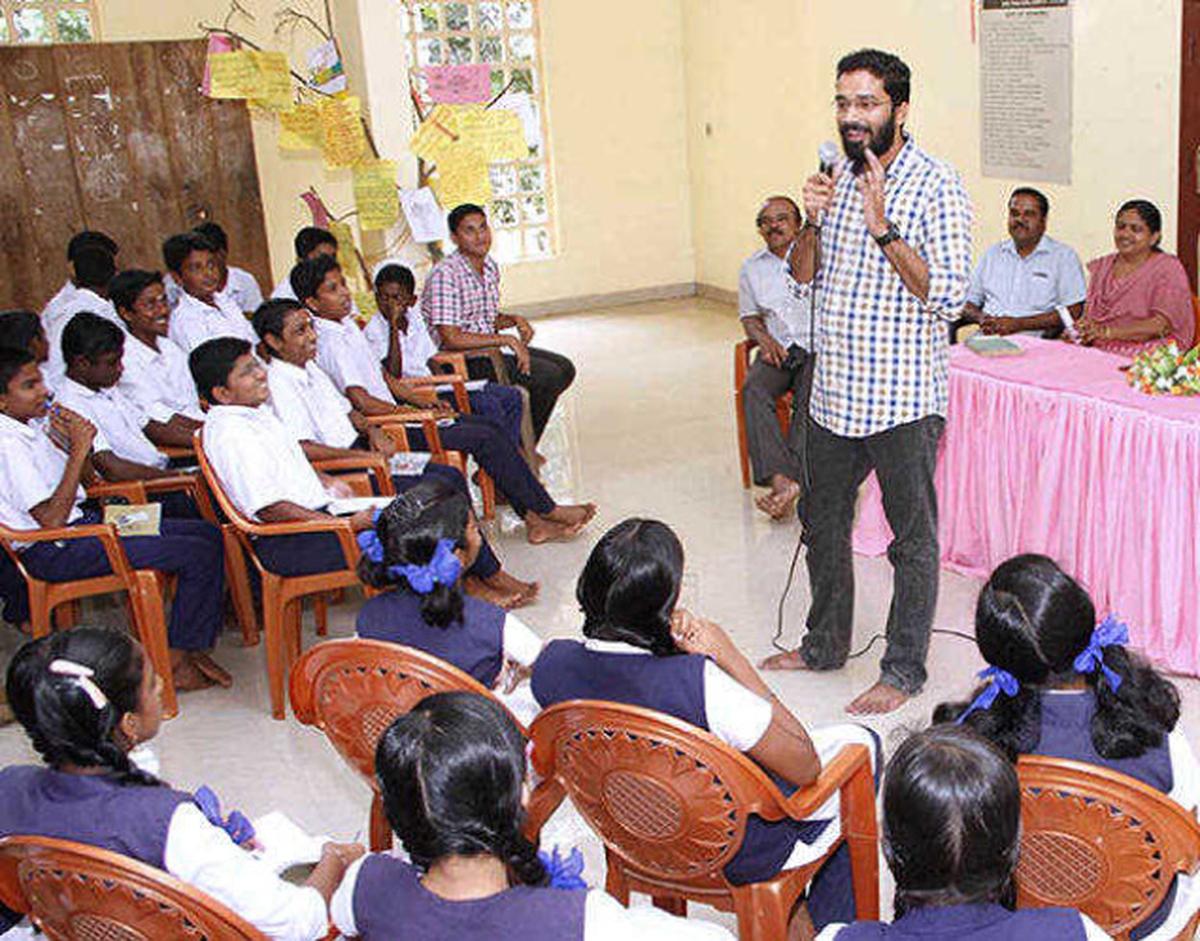 Read more and grow, Sub-Collector tells children - The Hindu