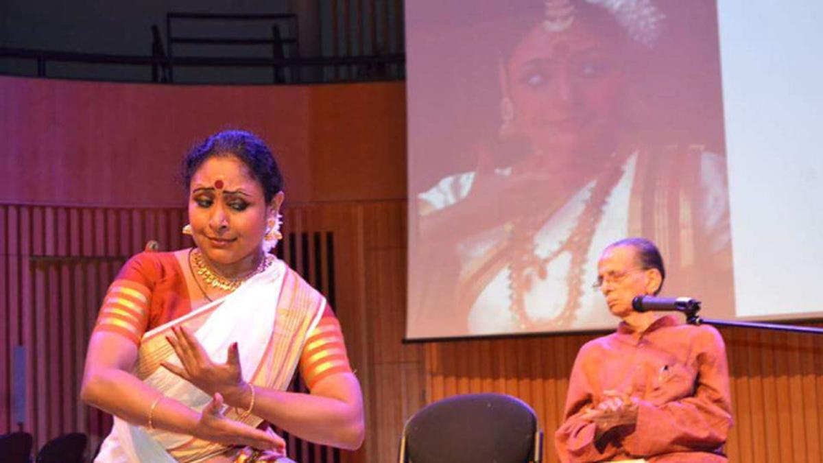 Mohiniyattam danseuse Jayaprabha Menon's tribute to Kavalam Narayana ...