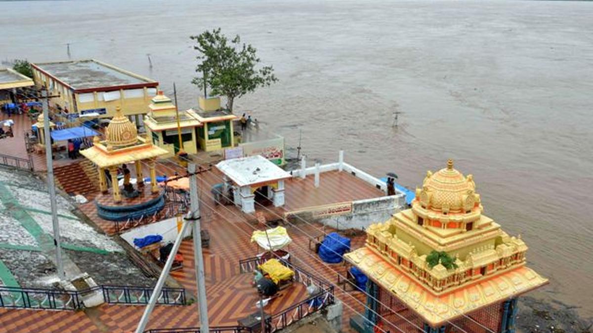 Godavari in spate; 28 villages marooned - The Hindu