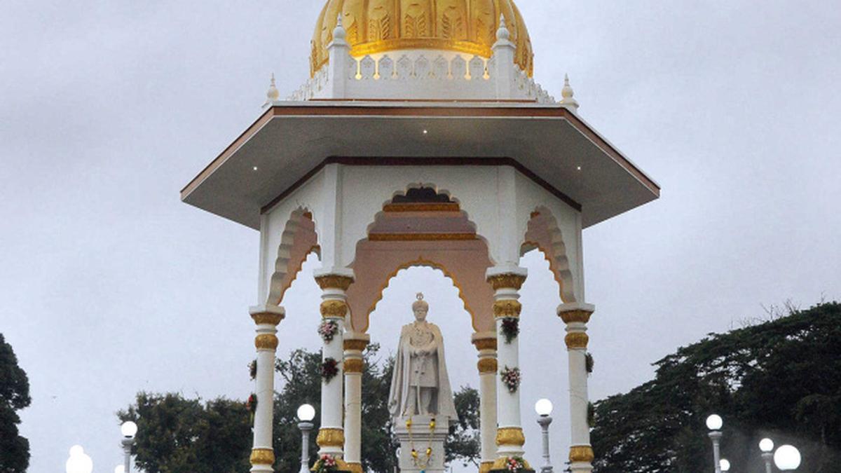 Jayachamaraja Wadiyar statue unveiled in Mysuru - The Hindu