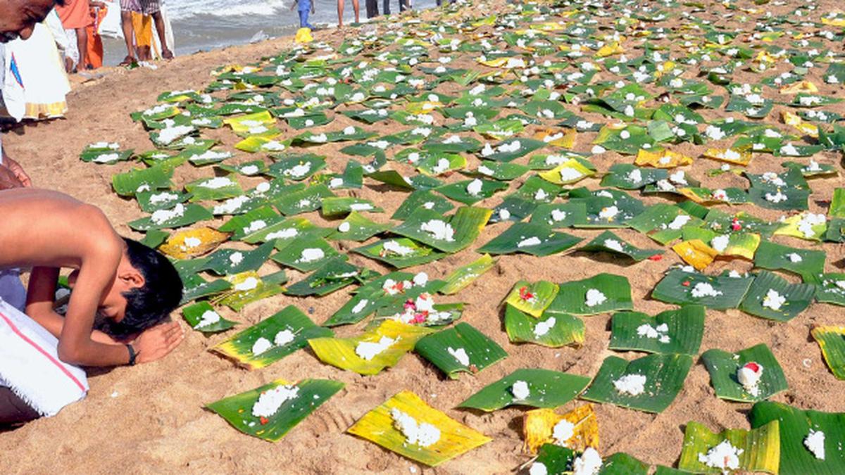 ‘Pithru tharpanam’ in memory of ancestors - The Hindu