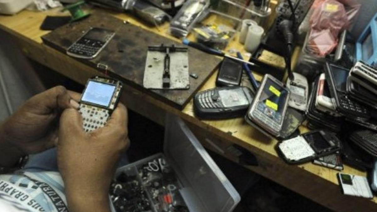 Scientists find simple method to extract gold from old phones - The Hindu