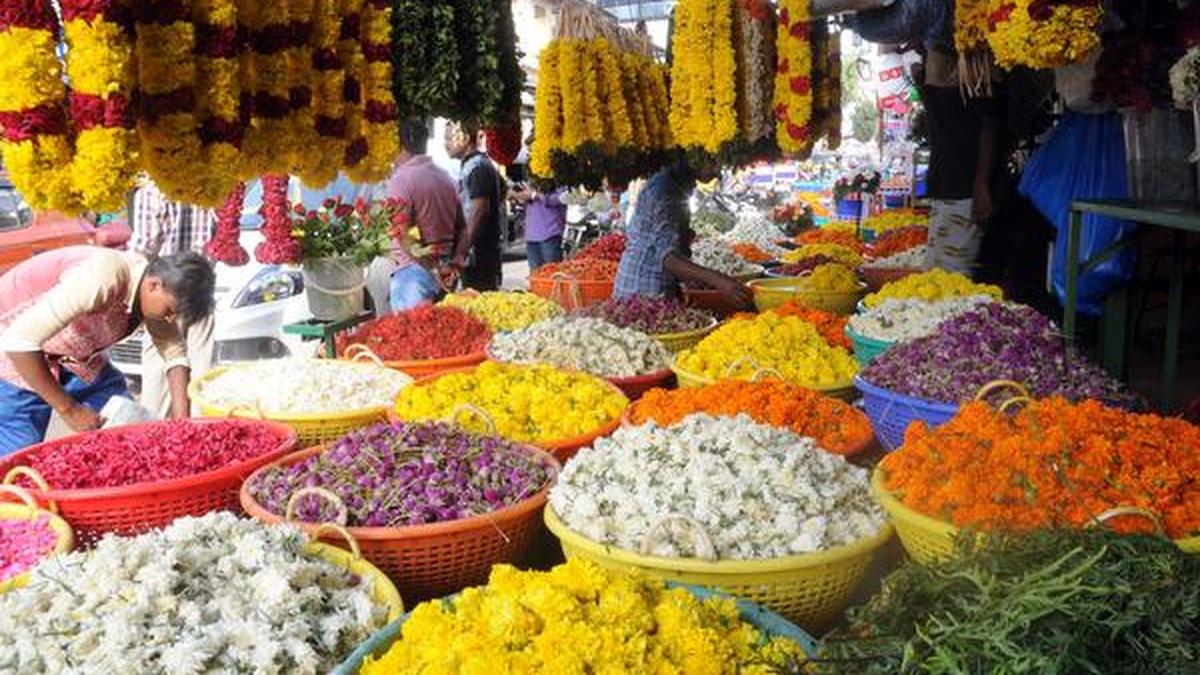 Bustling flower market at Chala this Onam - The Hindu