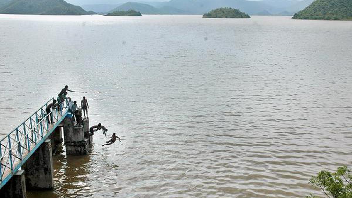 Cumbum tank a big draw in Prakasam - The Hindu