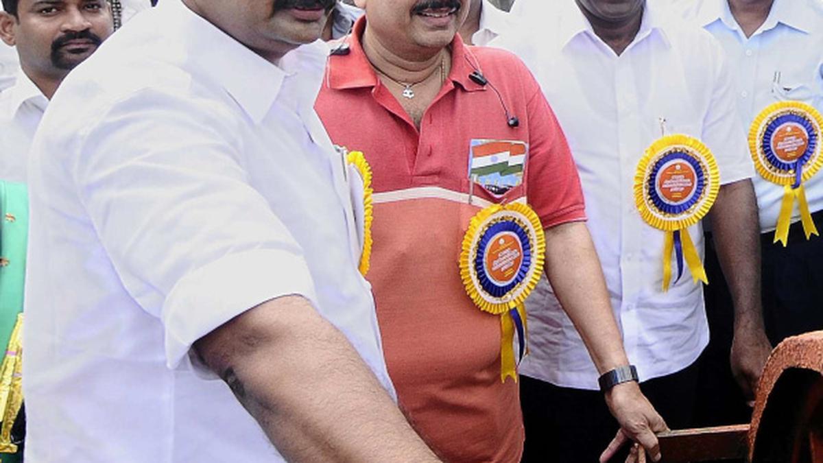 Actor-politician S Ve Shekher joins Congress - The Hindu